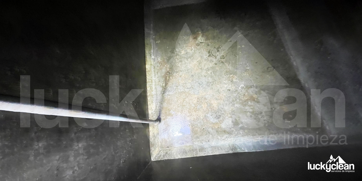 ¿Cómo lavar un tinaco de plástico? Guía definitiva - Lucky Clean